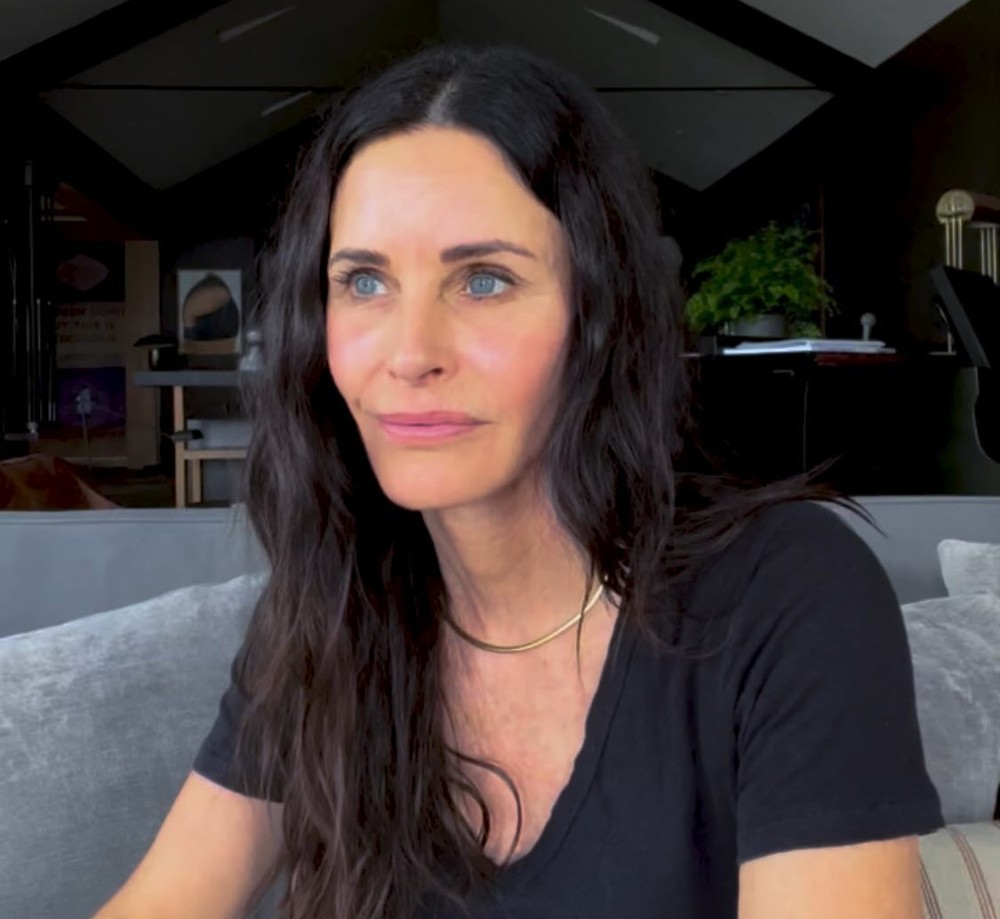 Courteney Cox admite arrependimento por ter 'fritado' sob o sol quando ...
