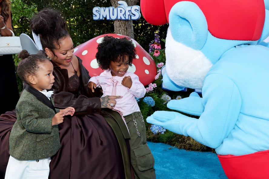 Rihanna faz primeira aparição com seus dois filhos em red carpet de ...