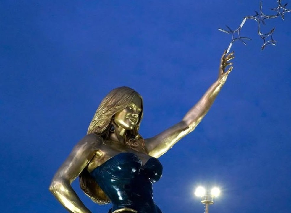 Sofía Vergara ganha estátua de 7 metros na sua cidade natal e fãs ...