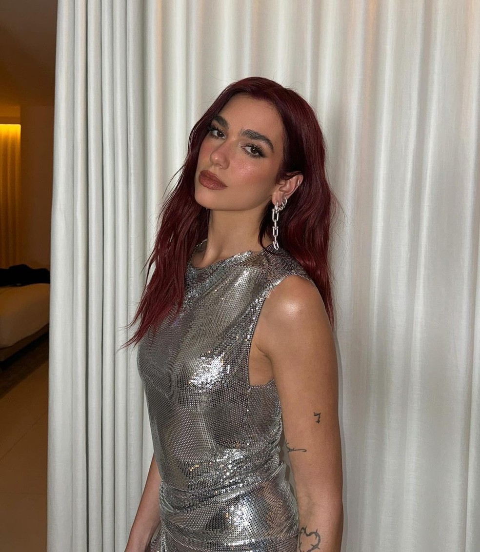Dua Lipa choca ao revelar que look apertadíssimo não a deixava sentar ...