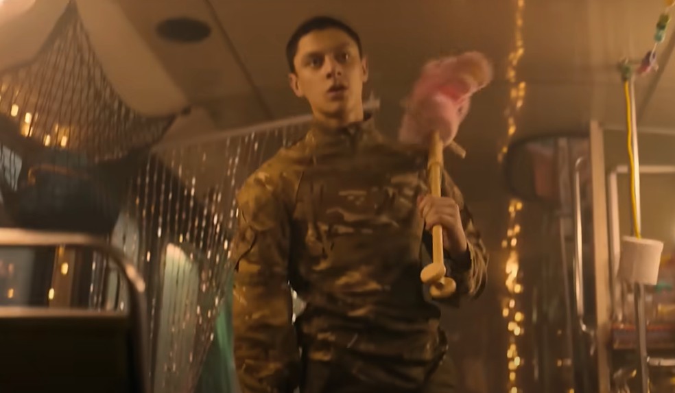 Ator de 21 anos é condenado à prisão após baixar mais de 800 fotos de ...