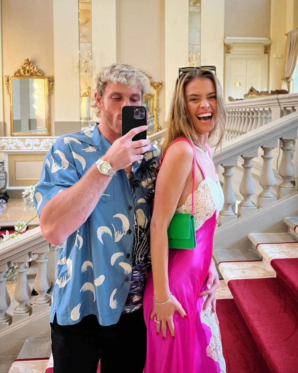 Lutador posta foto de modelo noiva de Logan Paul seminua mesmo após ...