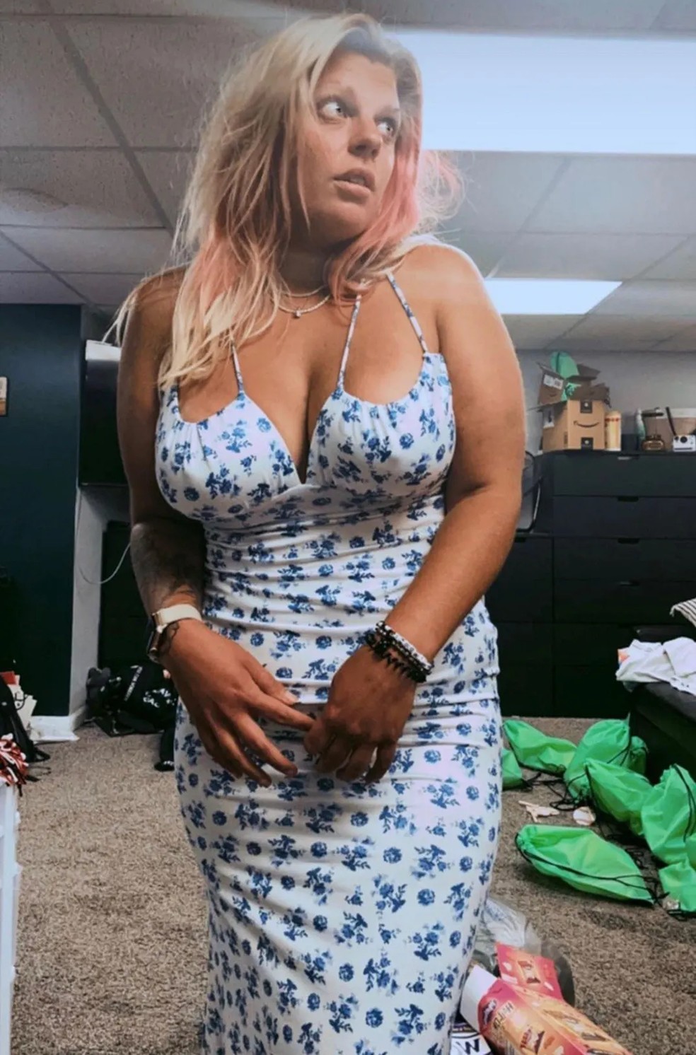 Professora que abusou de alunos usando máscara do vilão de 'Pânico' alega insanidade e exige ...