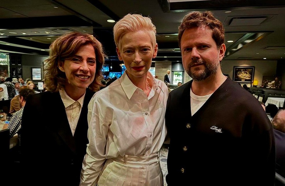 Tilda Swinton, atriz vencedora do Oscar e BFF de Fernanda Torres, vira ...