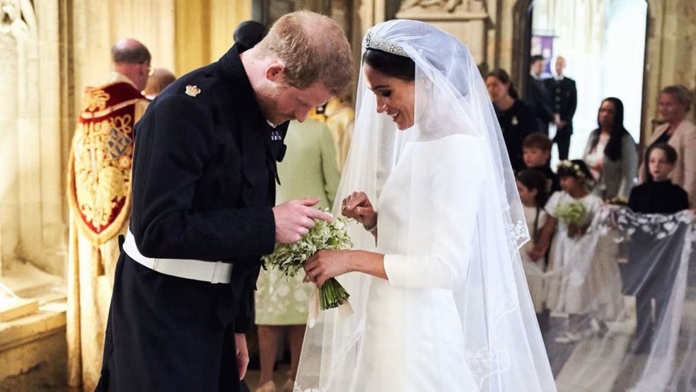 O casal da realeza que divide aniversário de casamento com Harry e ...