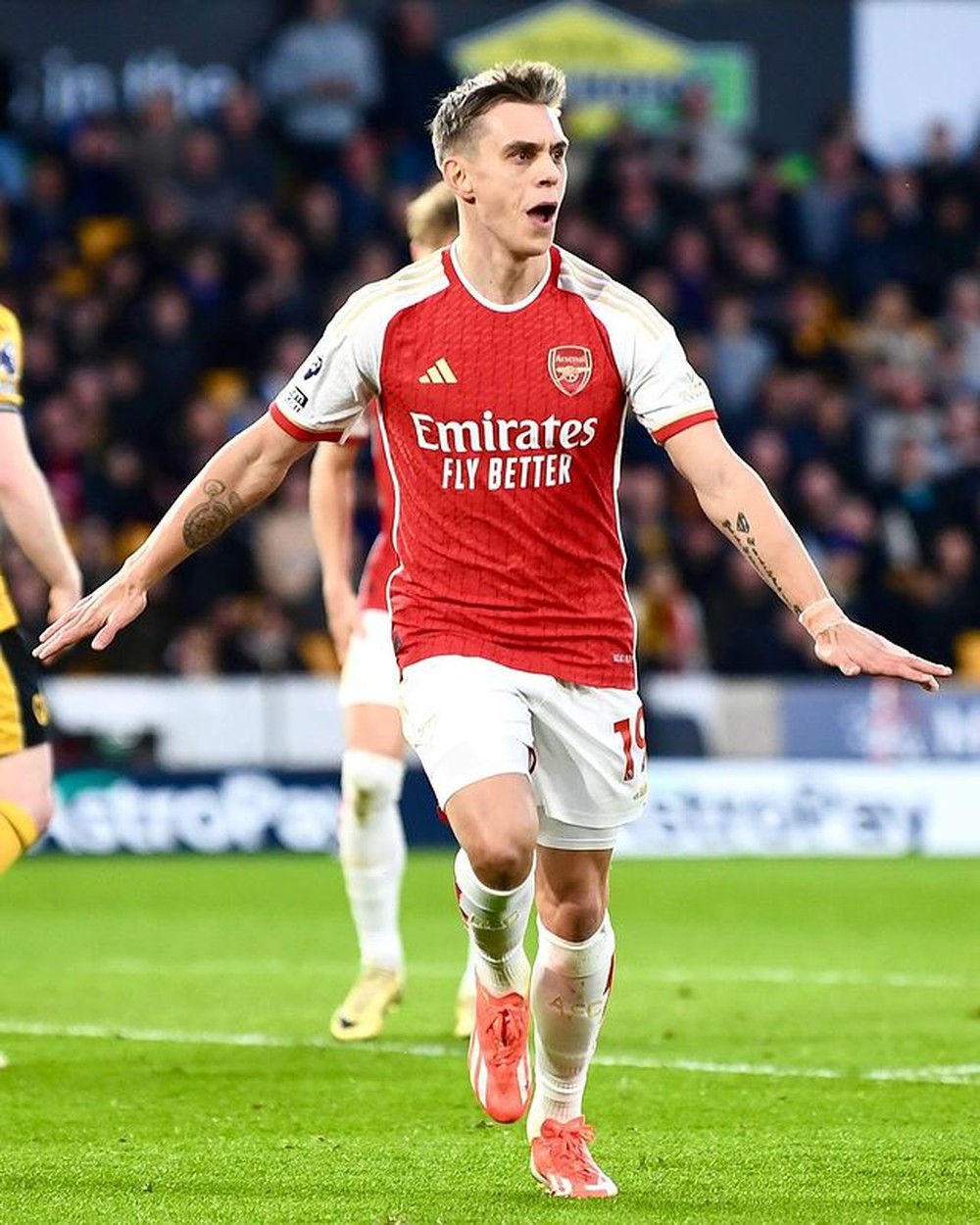 Anne Hathaway se 'treme toda' ao receber vídeo de jogador do Arsenal ...