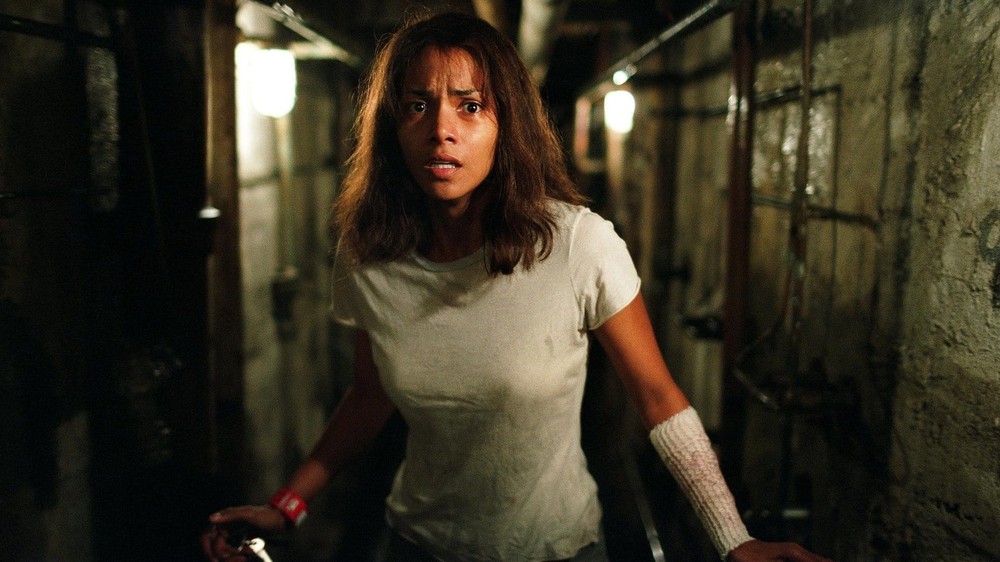 O astro de Hollywood que quebrou o braço de Halle Berry em cena de ...