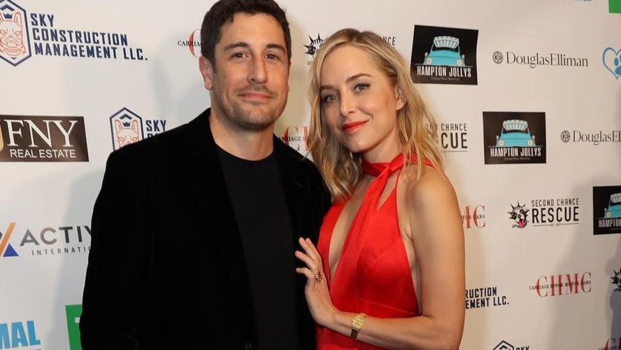 Atriz diz que ainda vive romance com astro de 'American Pie' após ...