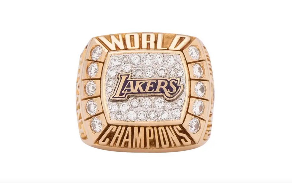 Pai leiloa anel do primeiro título de Kobe Bryant na NBA e causa ...