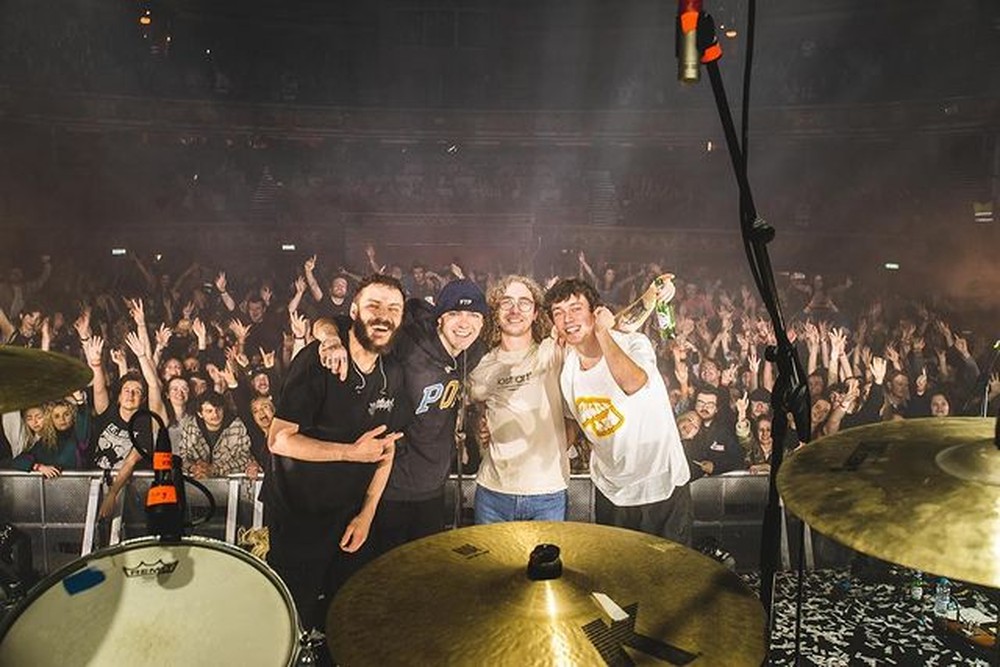 Vocalista de banda britânica morre aos 26 anos e causa comoção nas ...