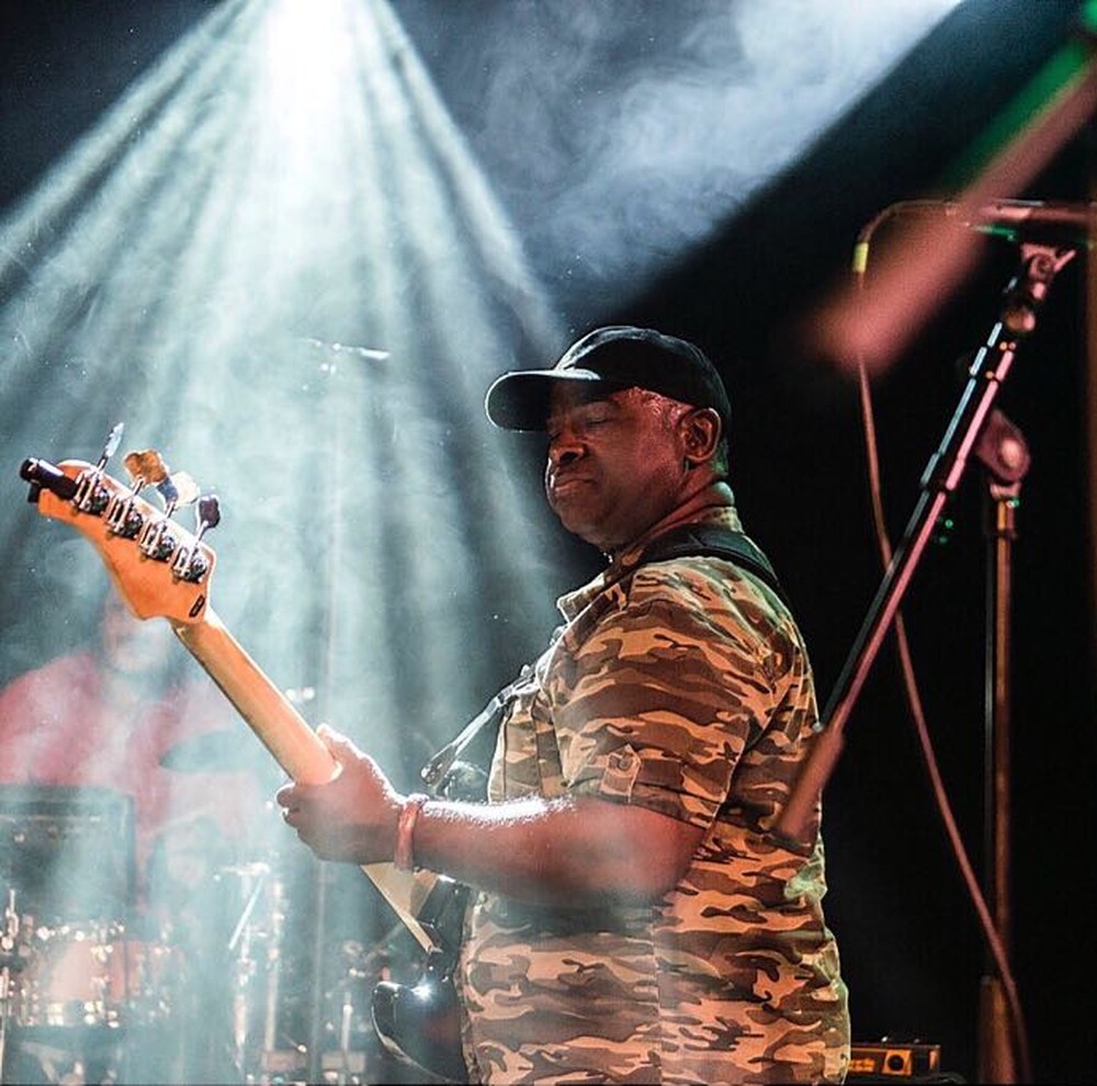 Integrante da banda Jamiroquai morre em acidente com cinco carros