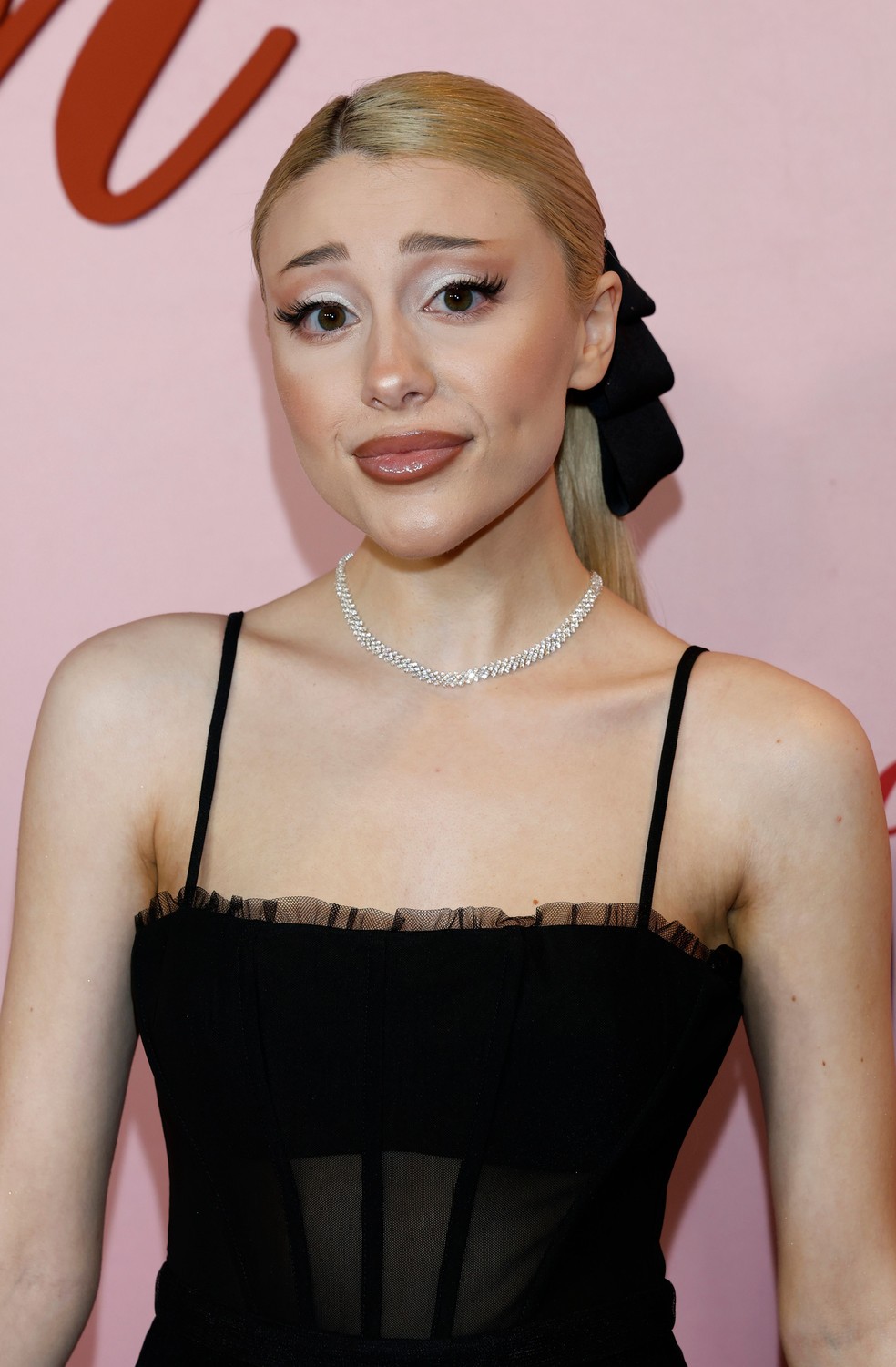 Ariana Grande 'fake' viraliza e causa polêmica ao posar para fotos no ...