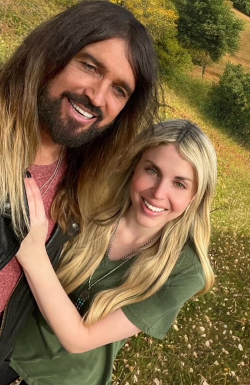 Billy Ray Cyrus pede ordem de restrição contra Firerose e acusa cantora ...