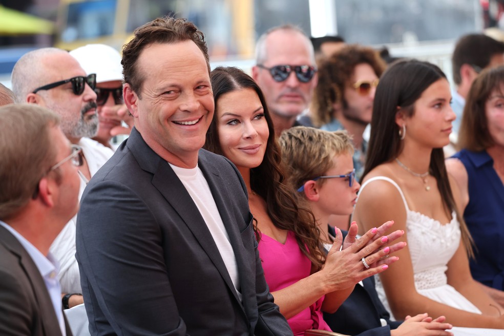 Vince Vaughn faz aparição raríssima com seus dois filhos e esposa em ...