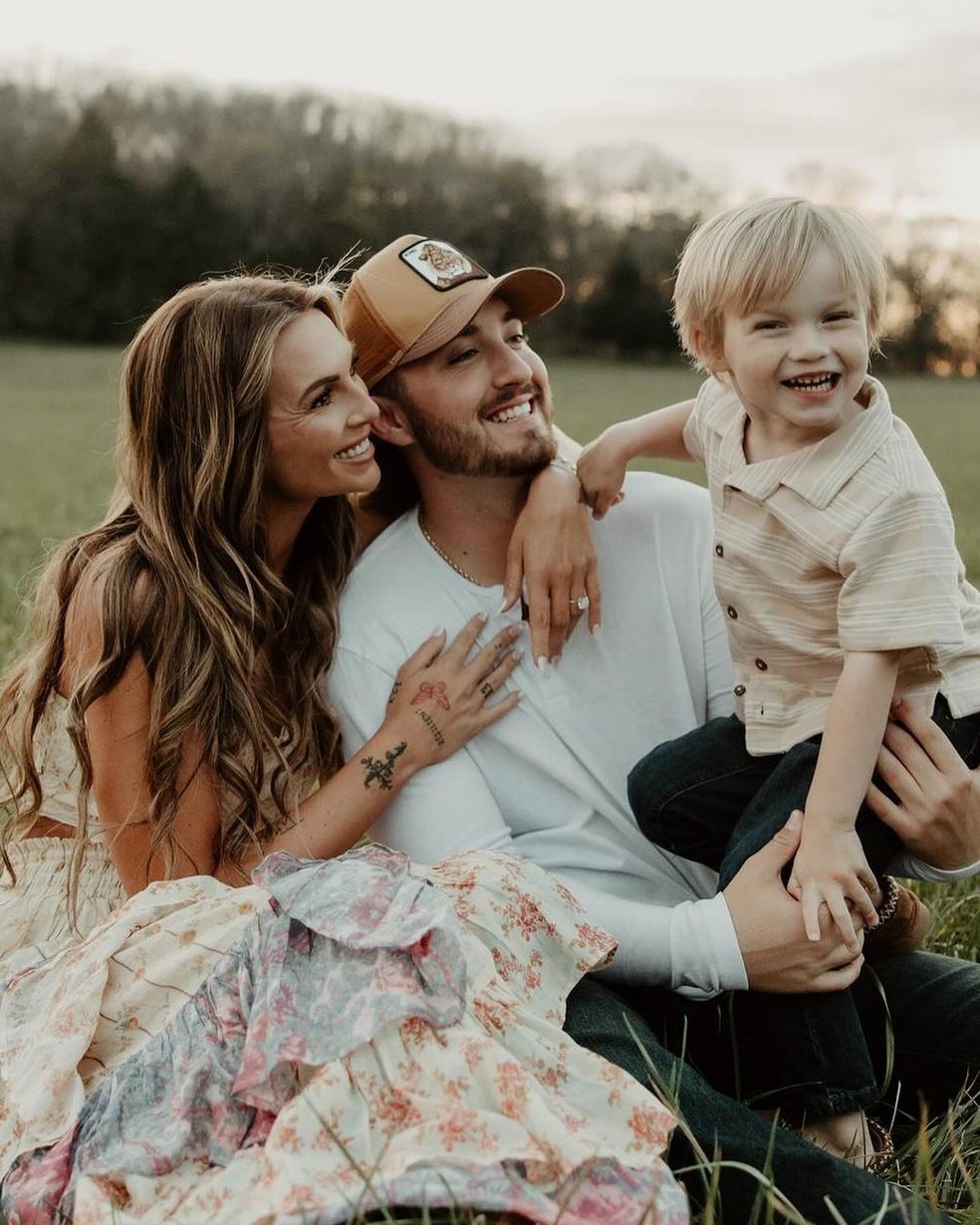 Cantor preso por atirar cadeira do sexto andar de hotel agiu após ...