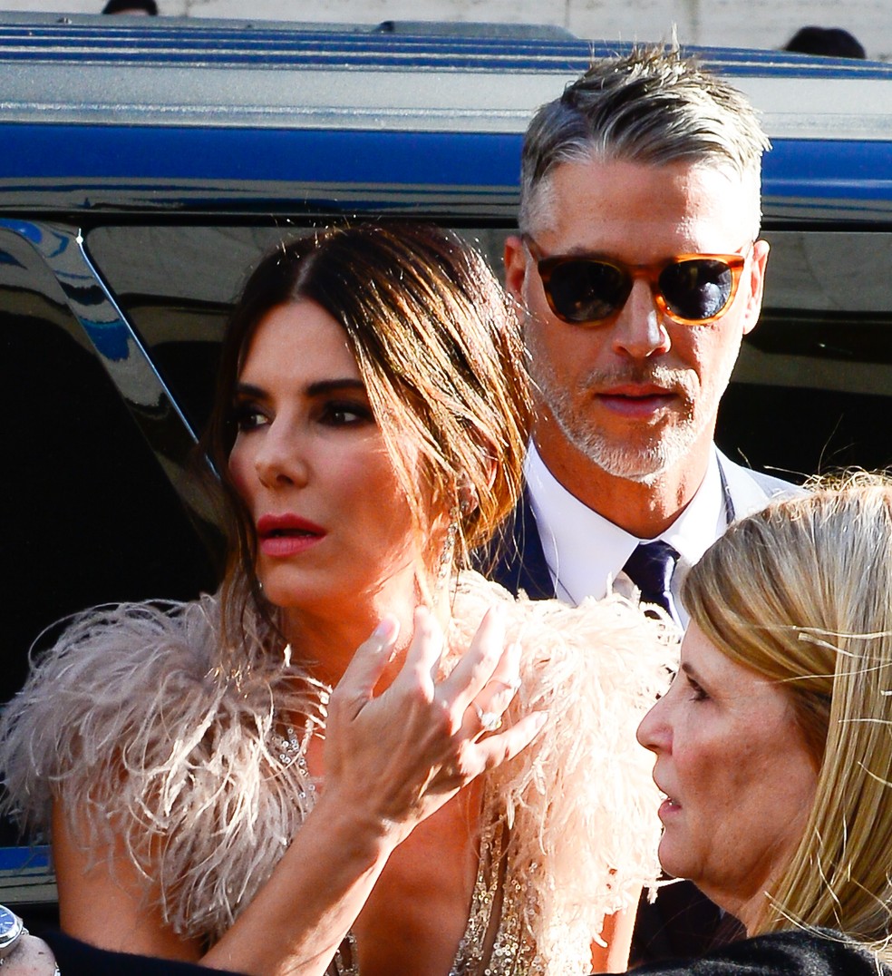Fonte detalha como Sandra Bullock está um ano após morte do 'amor da ...