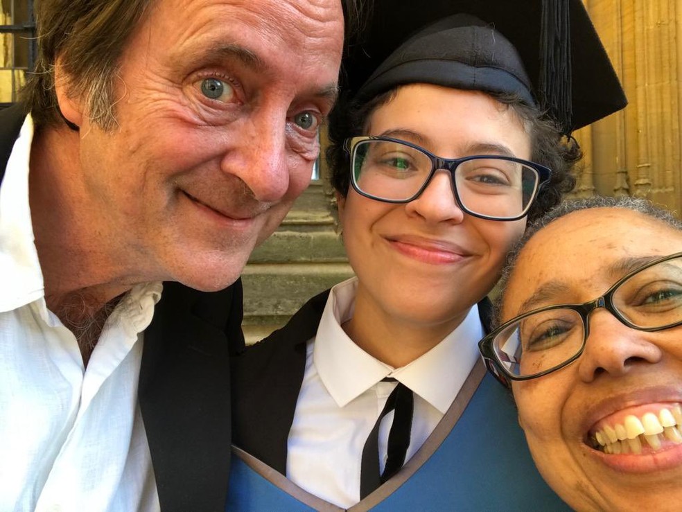 Filho de casal de atores é encontrado morto em universidade na Inglaterra | Notícias | Monet