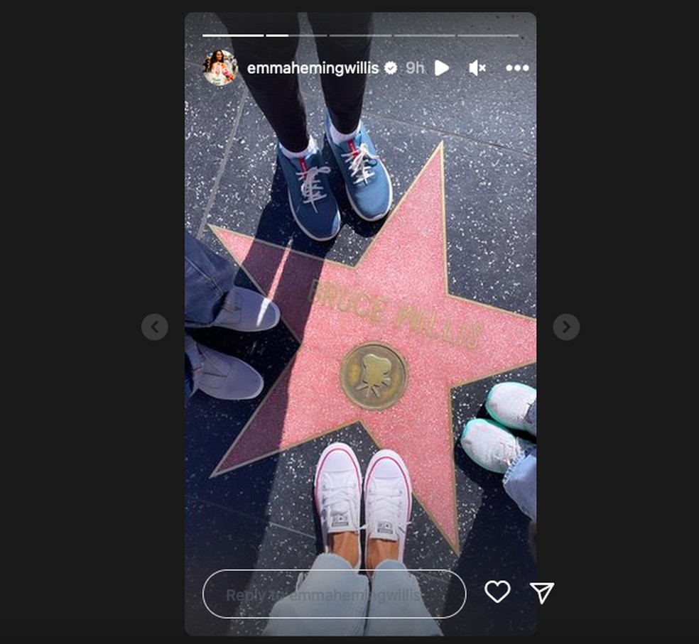 Esposa leva filhas para conhecer estrela na Calçada de Fama e estátua ...