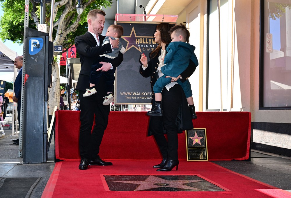 Macaulay Culkin faz rara aparição com mãe dos seus filhos e ganha ...