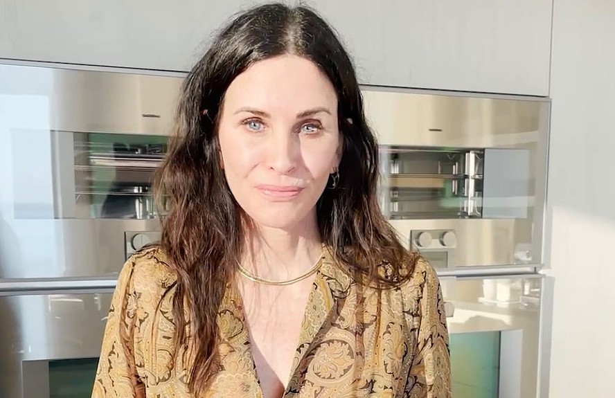 Courteney Cox admite arrependimento por ter 'fritado' sob o sol quando ...
