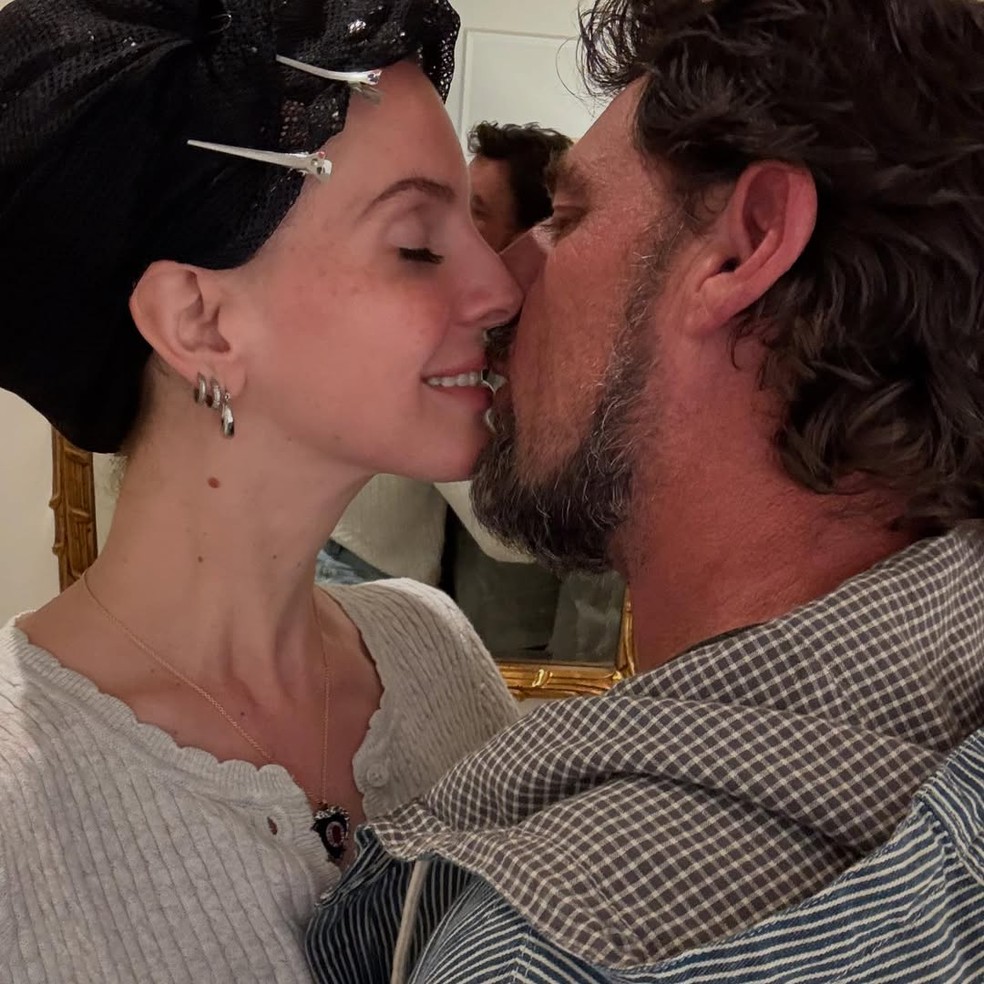A homenagem que Lana Del Rey fez ao marido no Met Gala após revelar que não assinou contrato pré ...