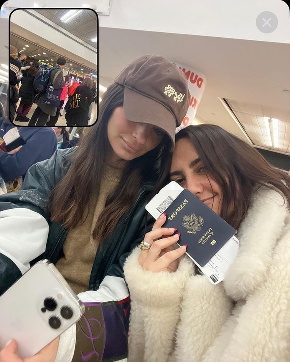 Emily Ratajkowski surpreende redes ao compartilhar foto nua de amiga em ...