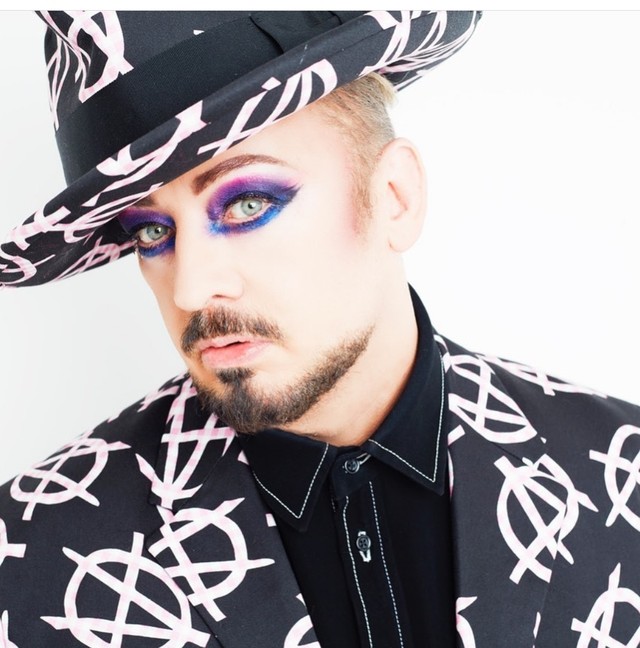 Boy George, ídolo pop da década de 1980, surpreende fãs ao mostrar ...