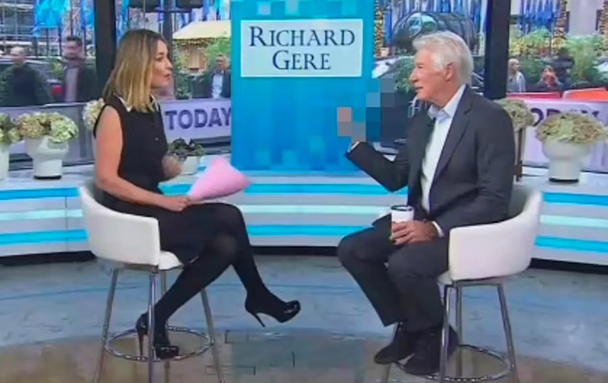 Richard Gere choca ao mostrar dedo do meio em entrevista para TV norte ...