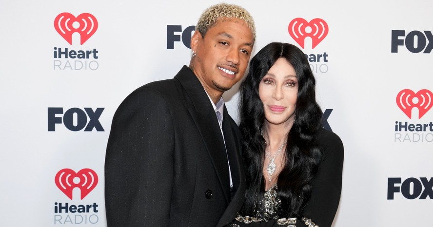 Cher revela motivo para namorar homens mais jovens e relembra 'fora' em ...