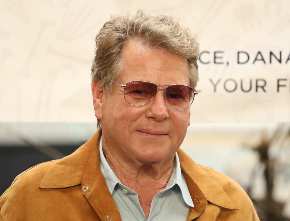 Nome de Ryan O'Neal é incluído em lápide de ícone feminino dos anos ...