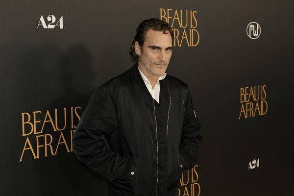 O diretor que socorreu Joaquin Phoenix após astro capotar carro em estrada