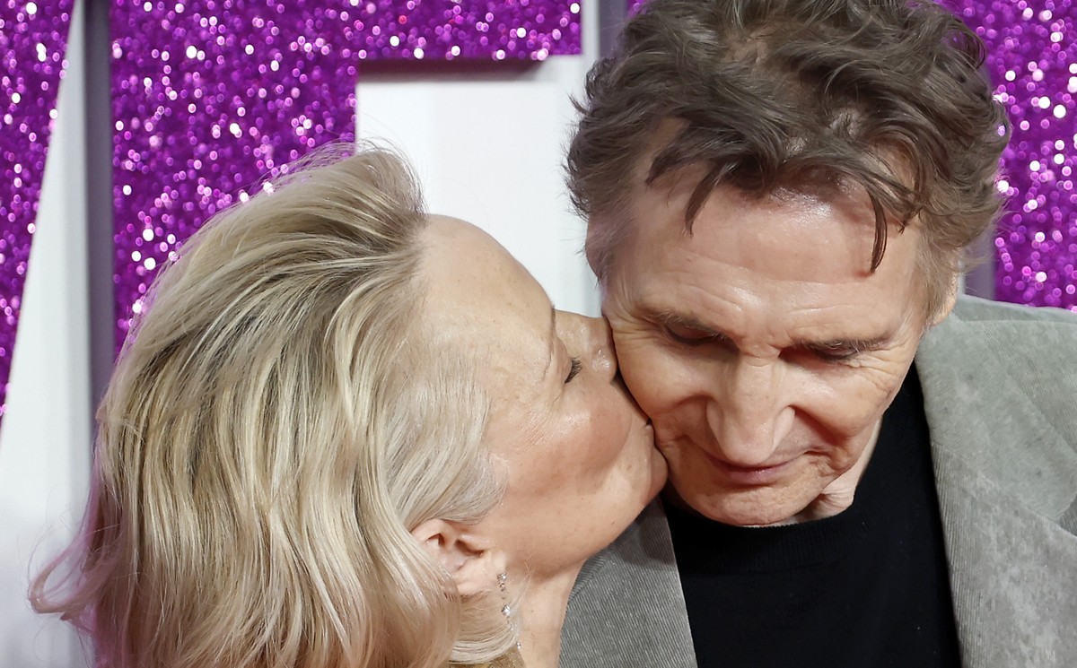 Pamela Anderson conta que tinha medo de conhecer Liam Neeson e depois ...