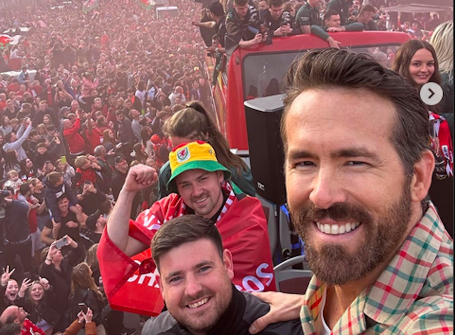 Ryan Reynolds sobe em ônibus e se emociona com festa de acesso de time ...