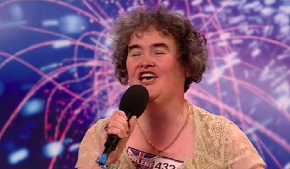 Cantora Susan Boyle faz aulas de piano e direção dois anos após sofrer ...