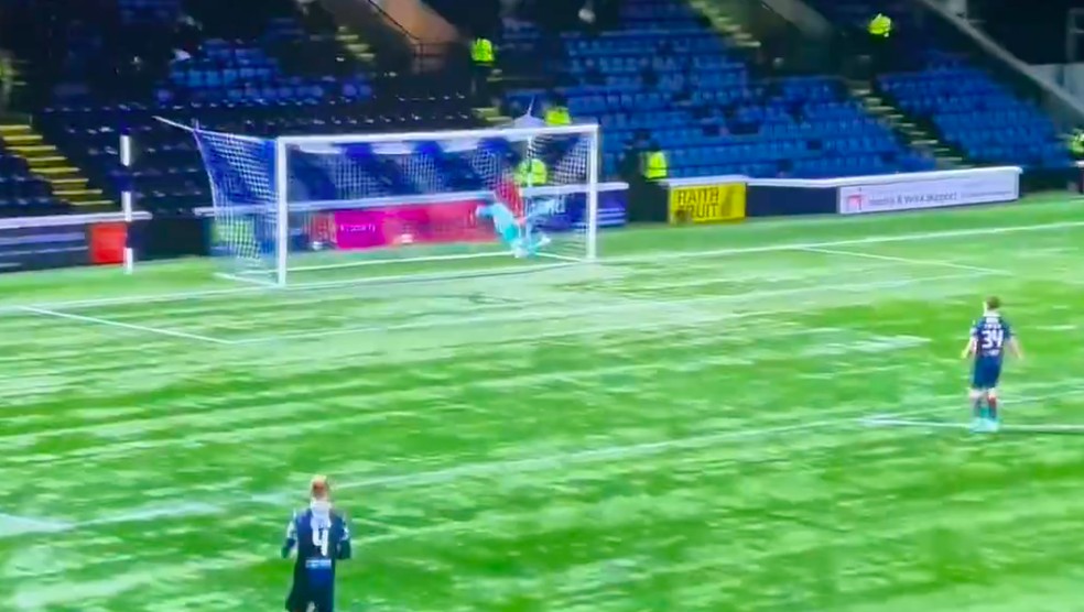 Goleiro sai do banco para jogar na linha e marca golaço inacreditável ...