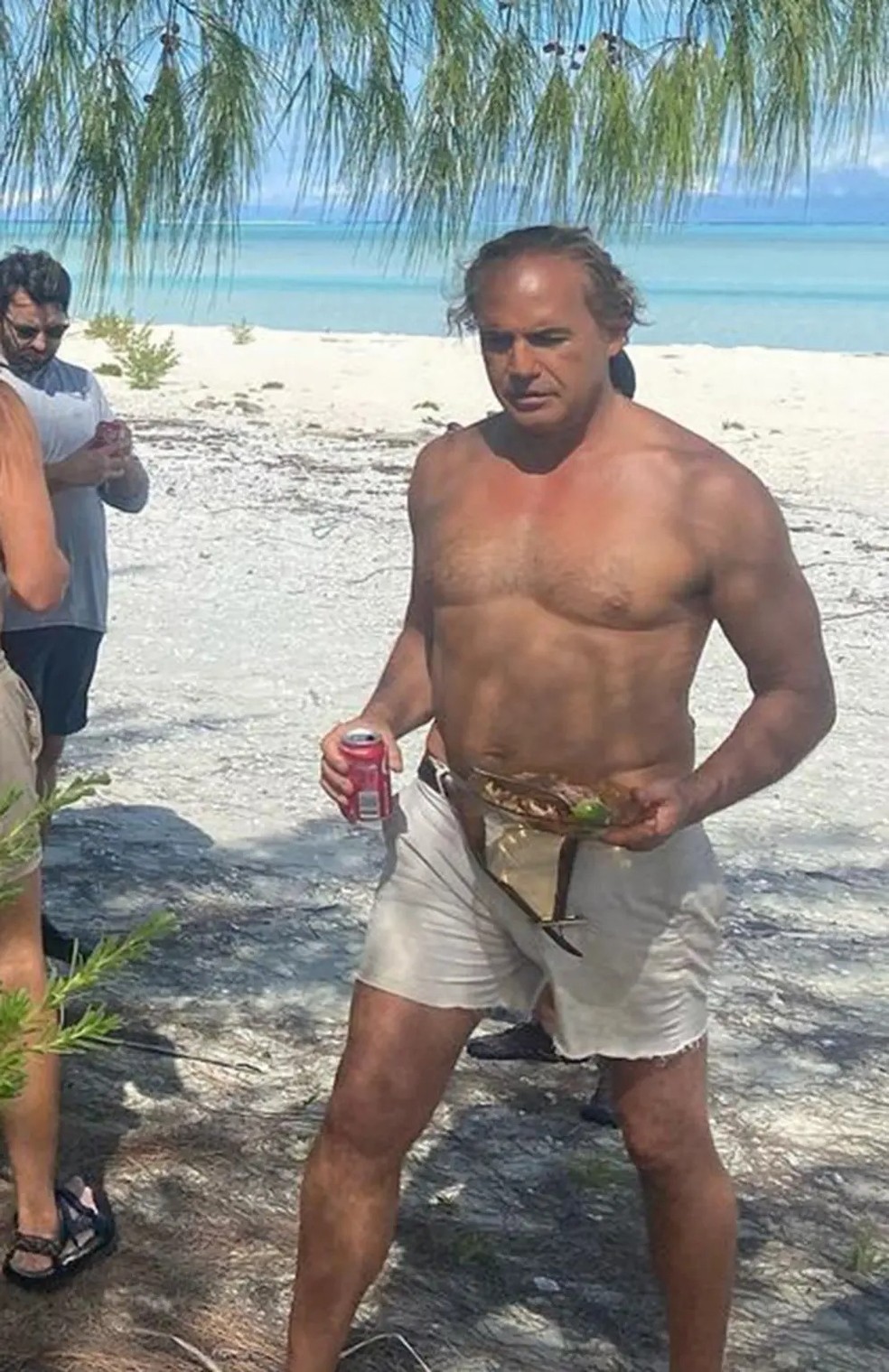 Ator compartilha primeiras imagens da cinebiografia de Marlon Brando e metamorfose impressiona ...