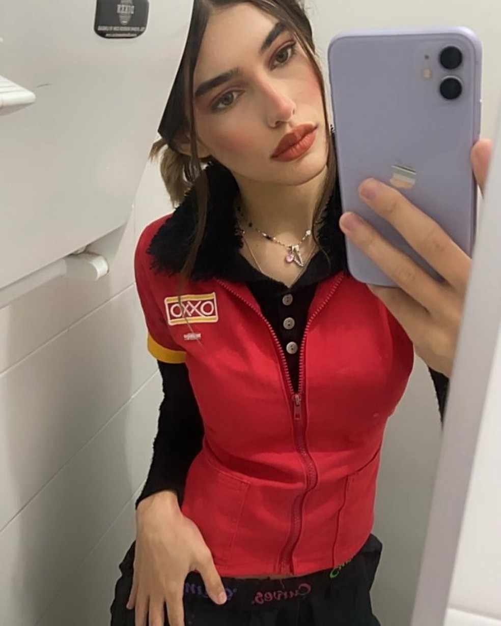 Caixa de mercado viraliza após comparações a Dua Lipa e Hailey Bieber ...