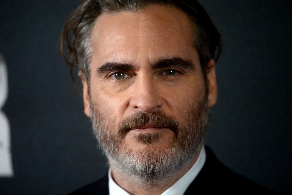 Joaquin Phoenix pula fora de filme com romance gay e ator de 'Top Gun ...