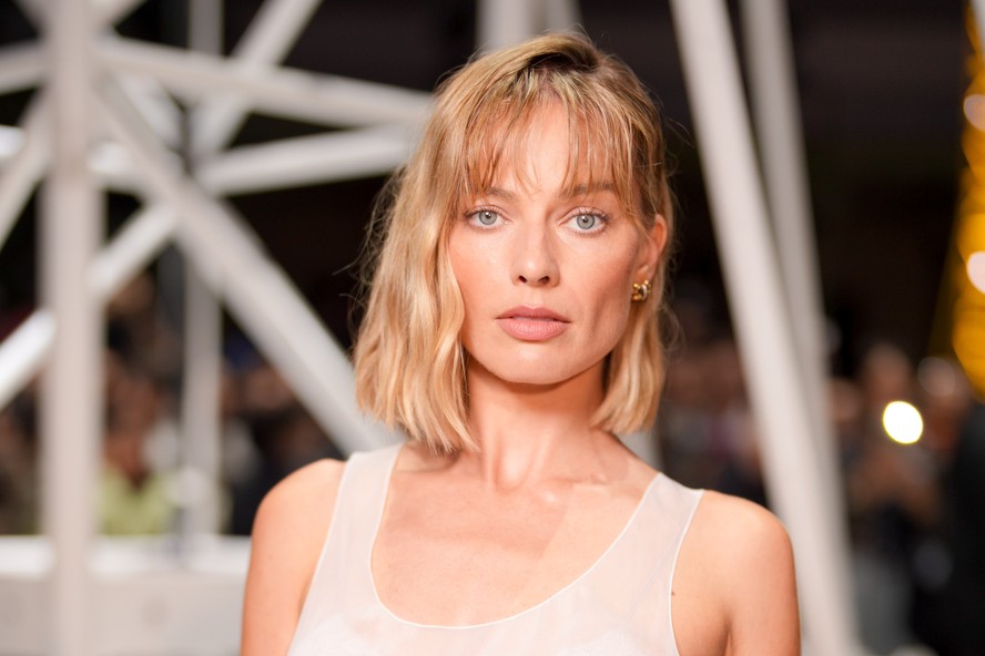 Bares de Londres se recusam a vender gin de Margot Robbie por motivo ...