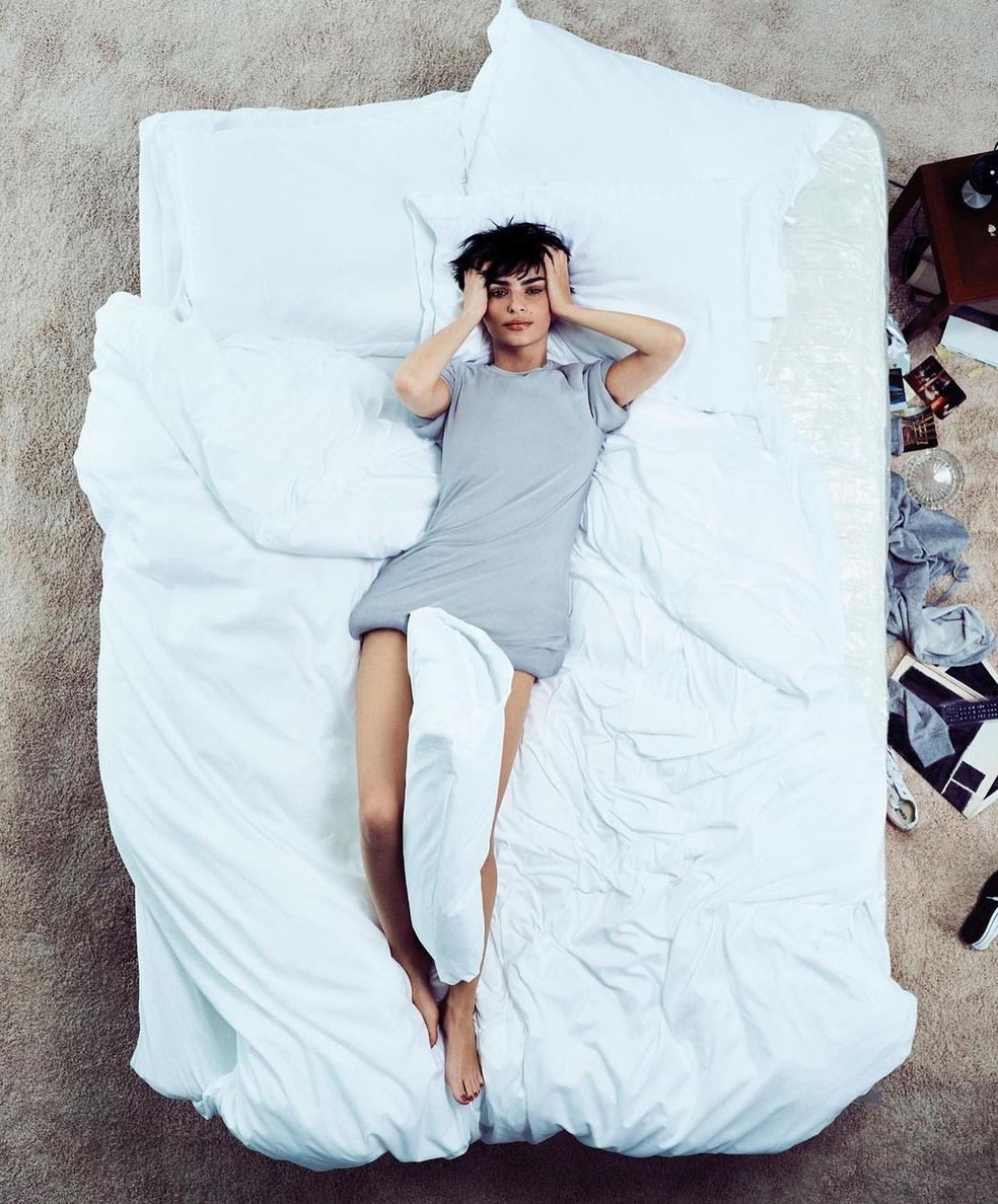 Aniversariante do dia, Emily Ratajkowski surge como cowgirl e com ...