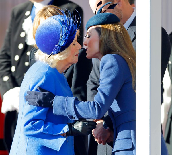 Kate Middleton faz 'reverência especial' para Camilla em evento de ...