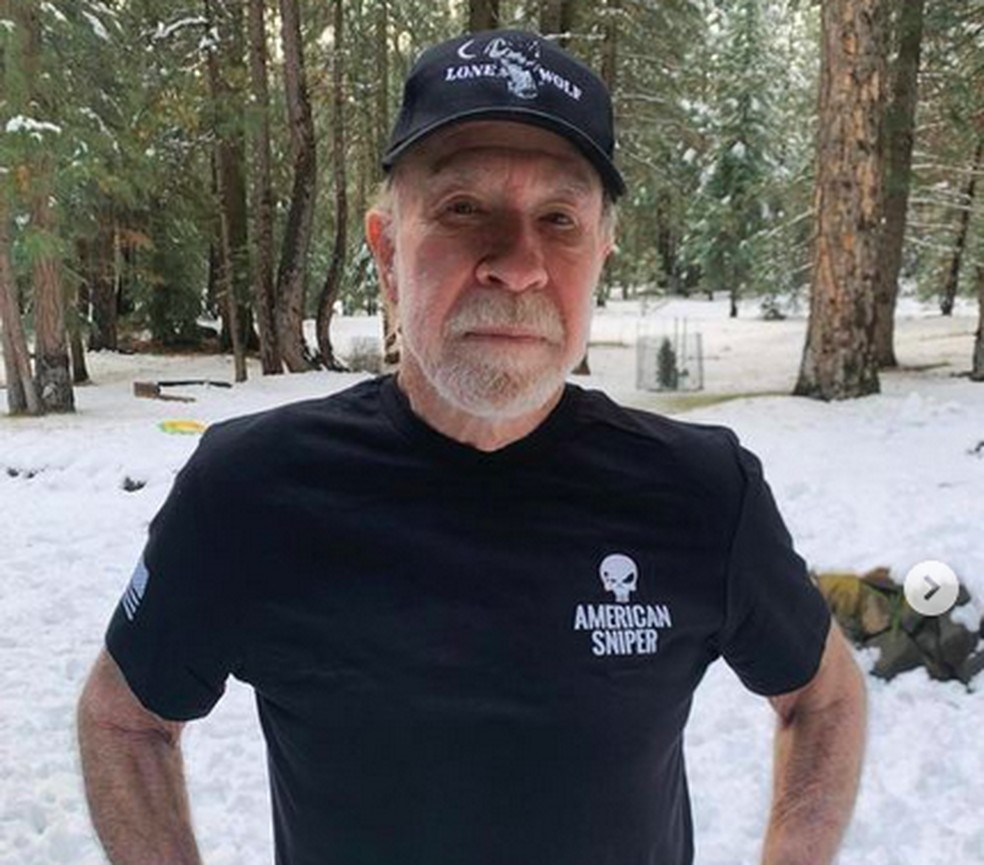 Chuck Norris impressiona fãs com forma física e pancadas em saco de ...