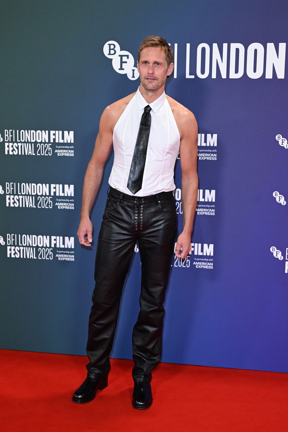 Alexander Skarsgård, galã de 'Tarzan', surpreende em red carpet com ...