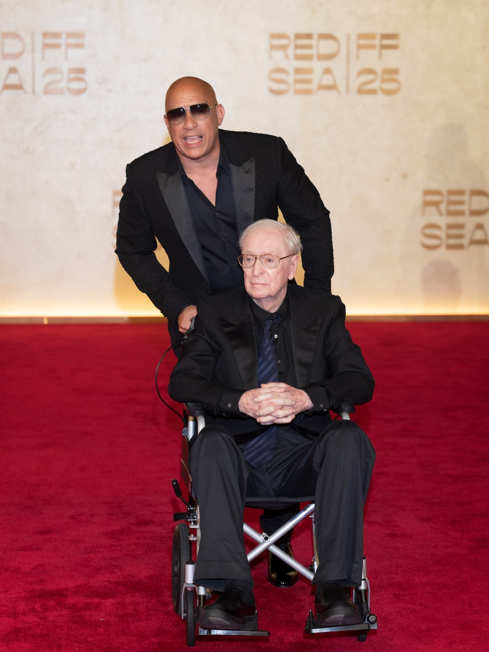 Michael Caine, lenda do cinema, recebe prêmio de cadeira de rodas ...