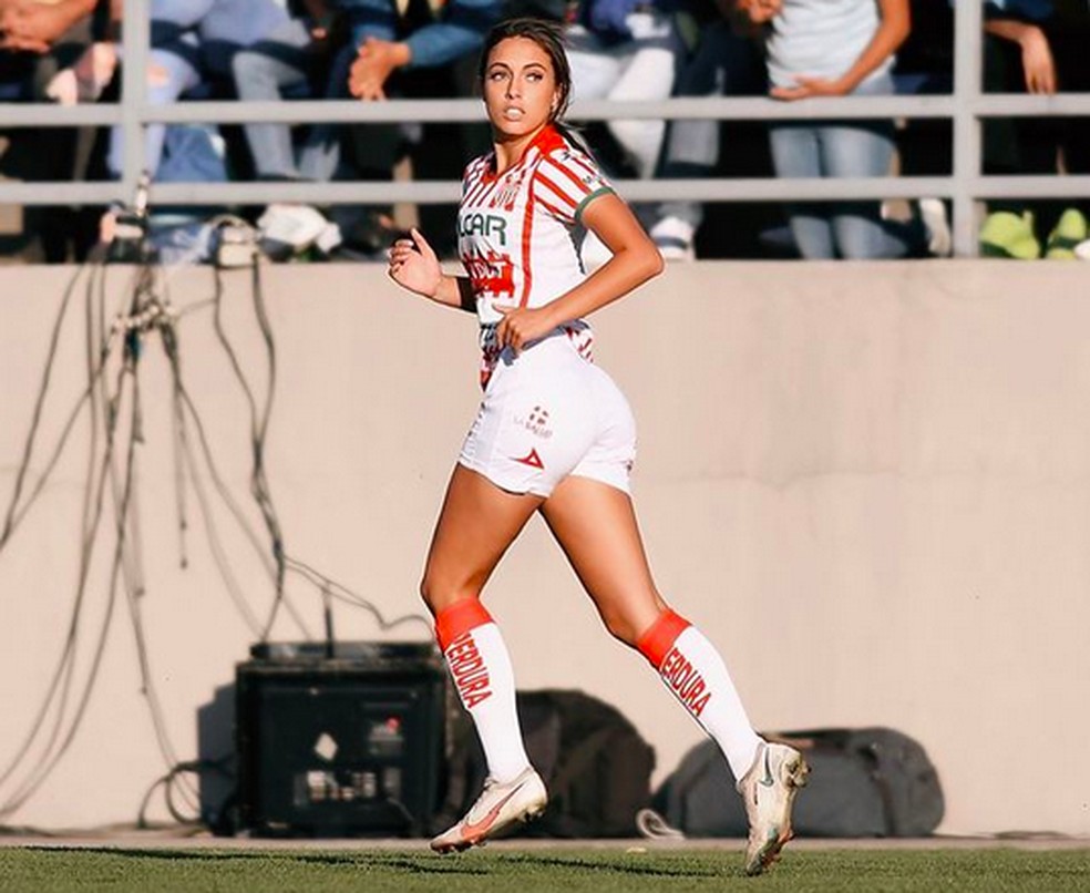 Quem é a jogadora americana que decidiu se render a apelos dos fãs e ...