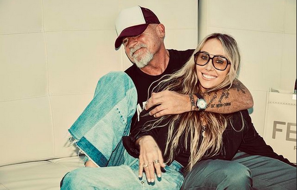 Miley se emociona e faz papel de dama de honra em casamento da mãe com ...
