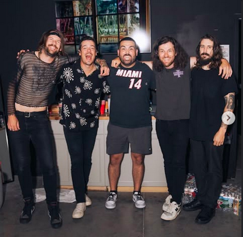 Vocalista de banda de metal é aclamado pelos fãs após terminar ...