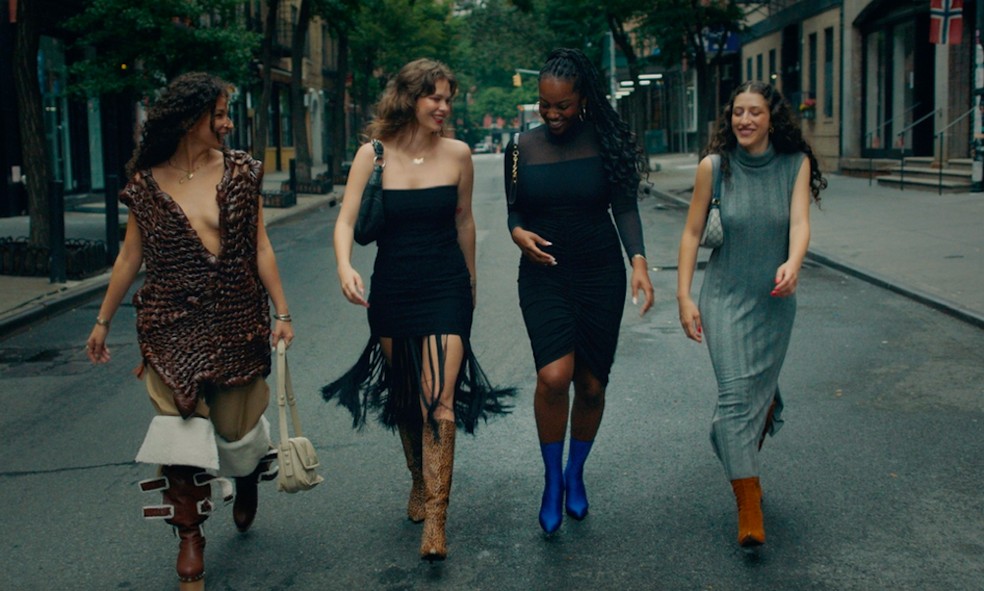 Influencer e estrela de série de comédia sobre ela mesma morre aos 29 ...