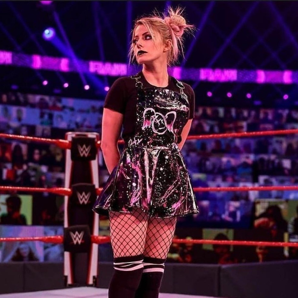 Musa da luta livre emociona fãs ao mostrar cicatriz após cirurgia de ...