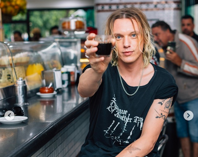 Jamie Campbell Bower, o Vecna de 'Stranger Things', ostenta bilhete único e se aventura em ...